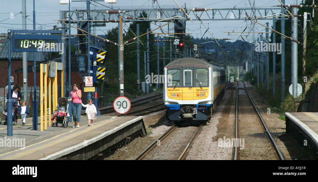 Connex South Central class 319 at Flitwick Station on the Midland Main ...