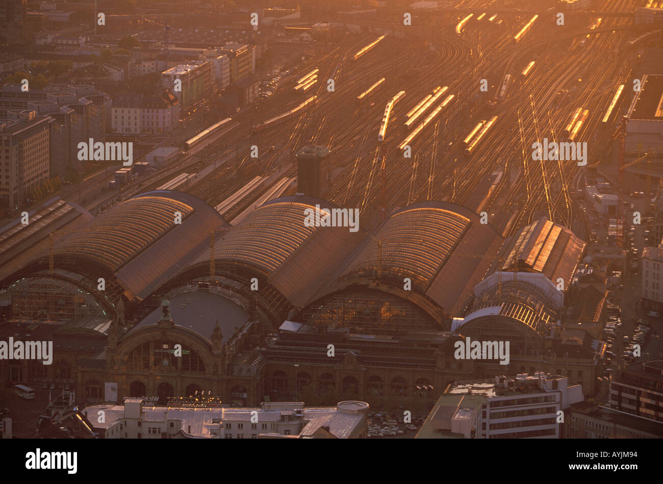 Frankfurt hauptbahnhof gleis abend hi-res stock photography and images ...