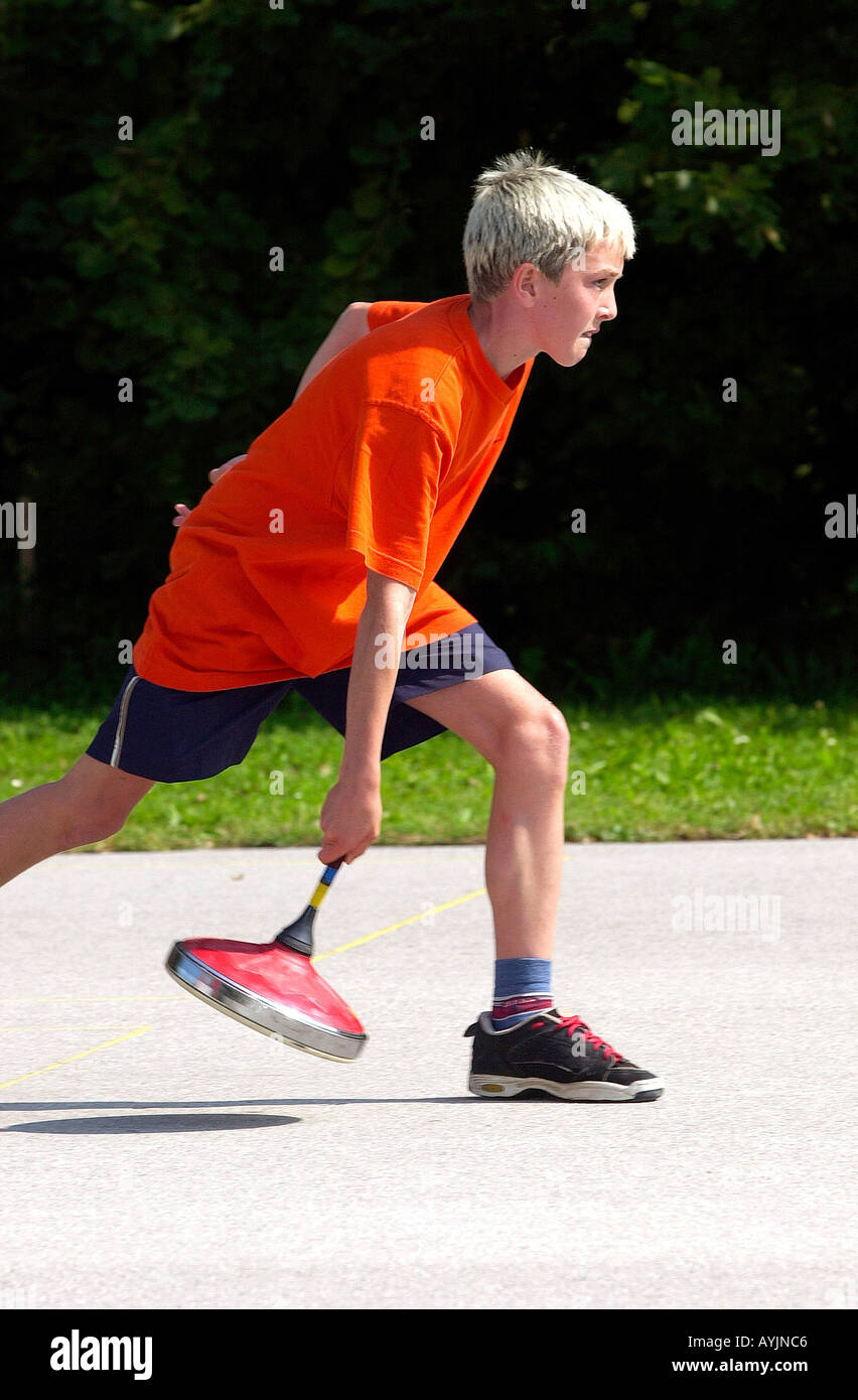 Junge beim Stockschiessen Stock Photo - Alamy