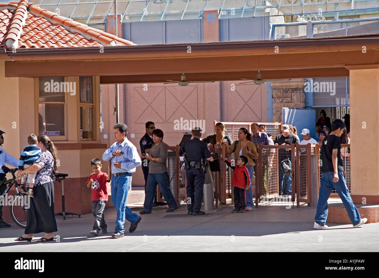Immigration border crossing hi-res stock photography and images - Alamy
