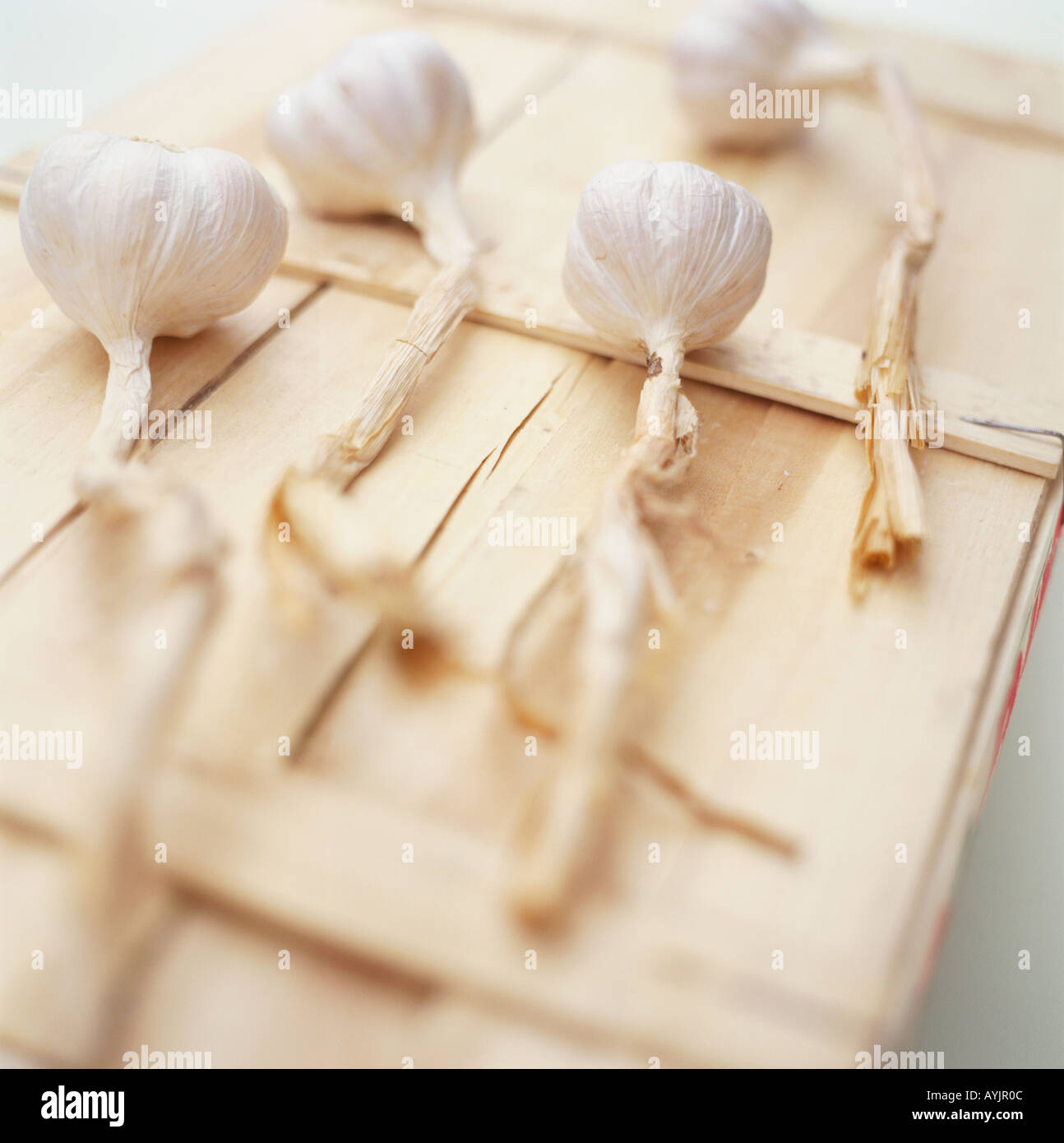 Wooden box of garlic cloves hi-res stock photography and images - Alamy