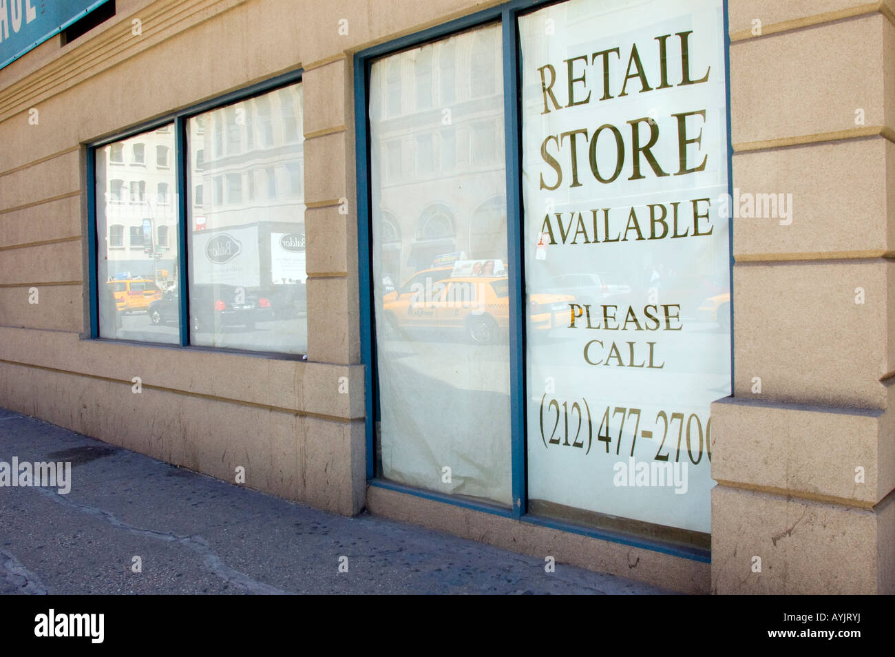 Empty storefront hi-res stock photography and images - Alamy