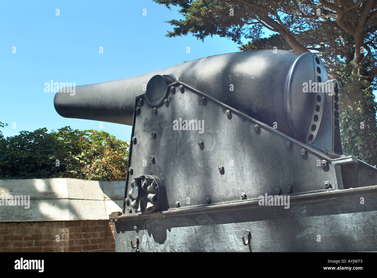 Steel cannon hi-res stock photography and images - Alamy