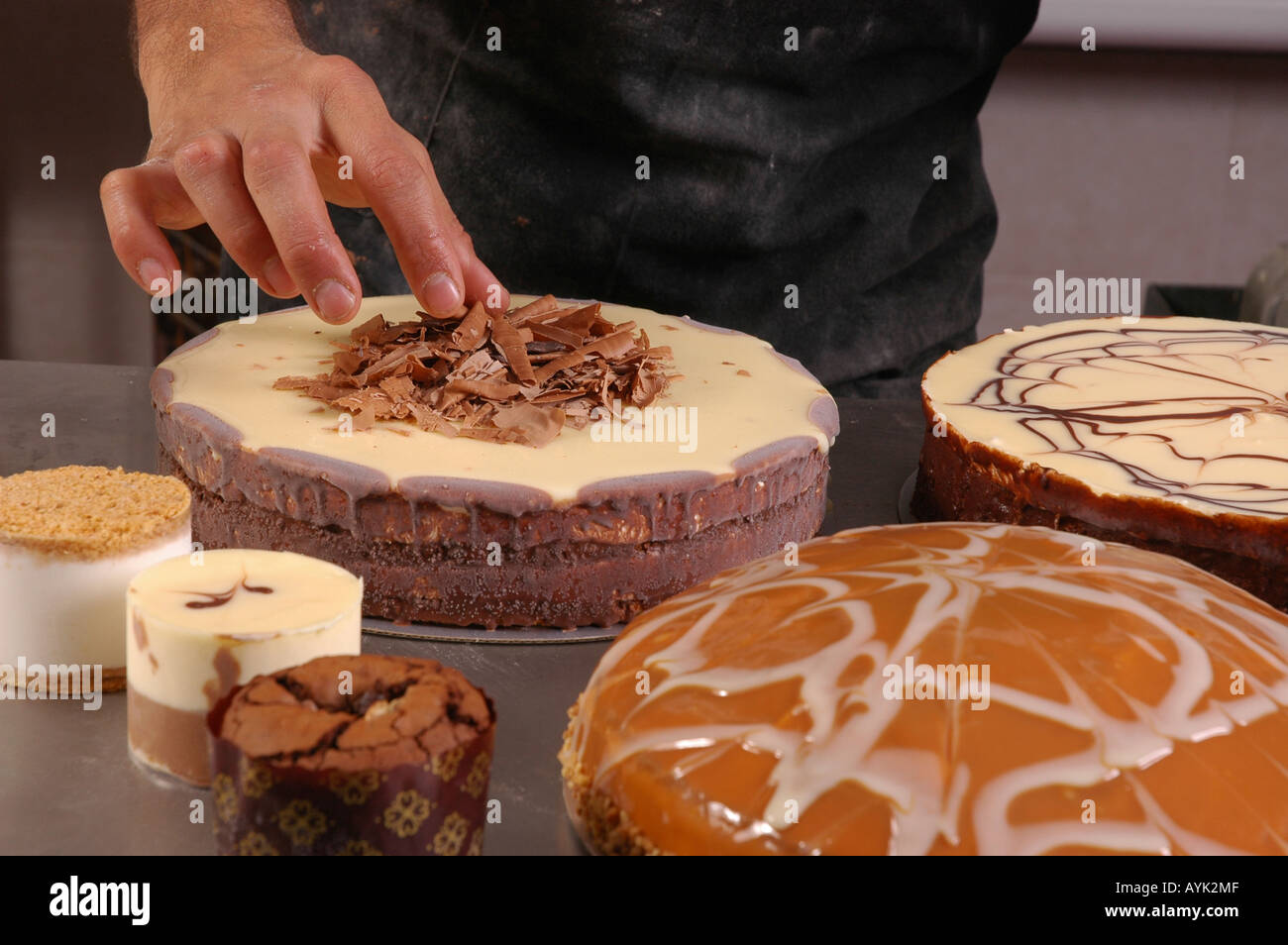 Preparing and decorating cakes Stock Photo - Alamy