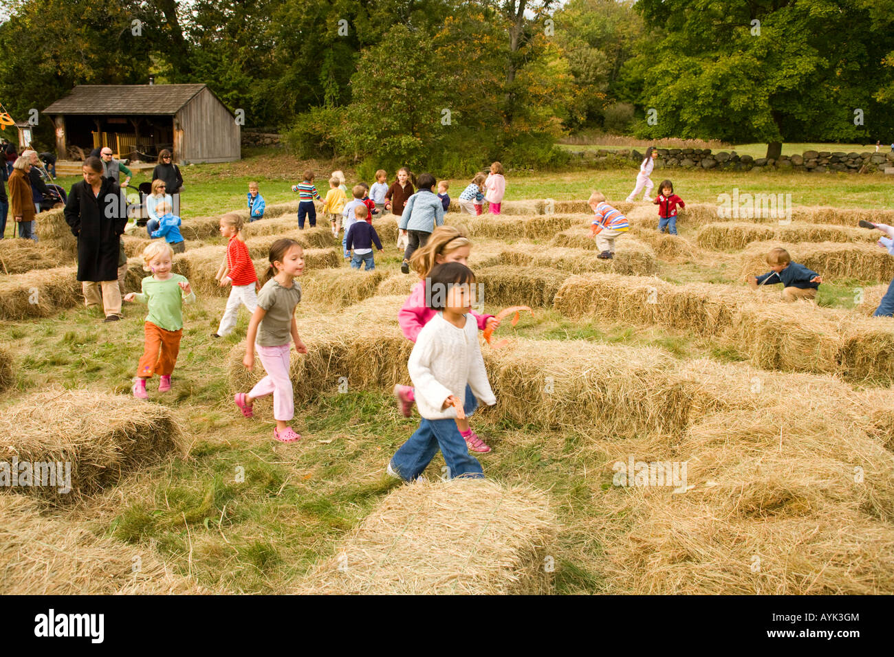 Hay bale maze hi-res stock photography and images - Alamy
