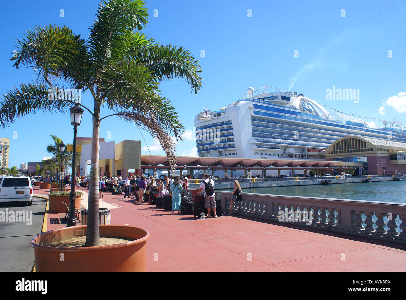 People waiting in line to board a cruise ship Stock Photo - Alamy