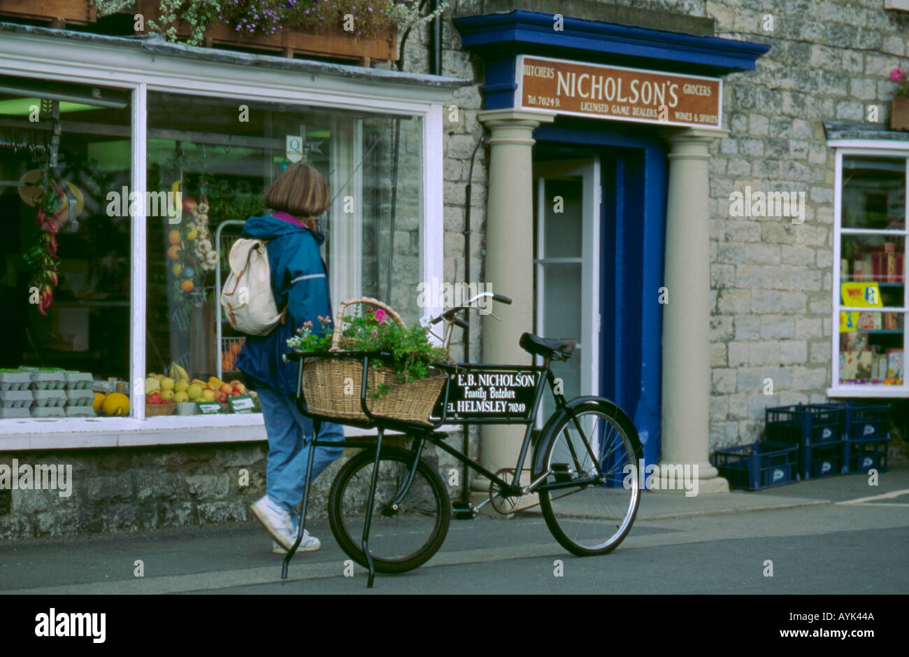 Old delivery bicycle flowers outside hi-res stock photography and ...