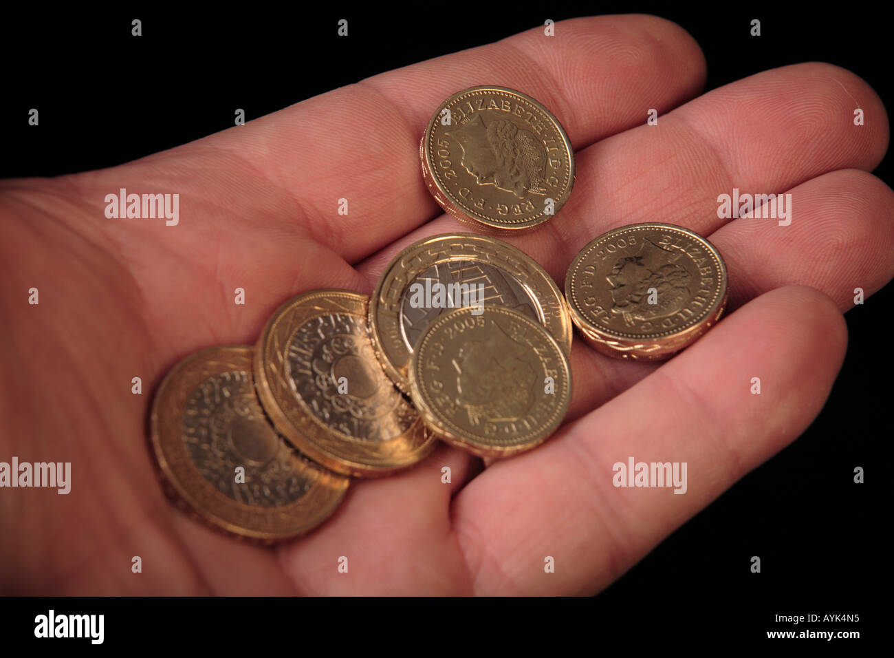 Handing over change Stock Photo - Alamy