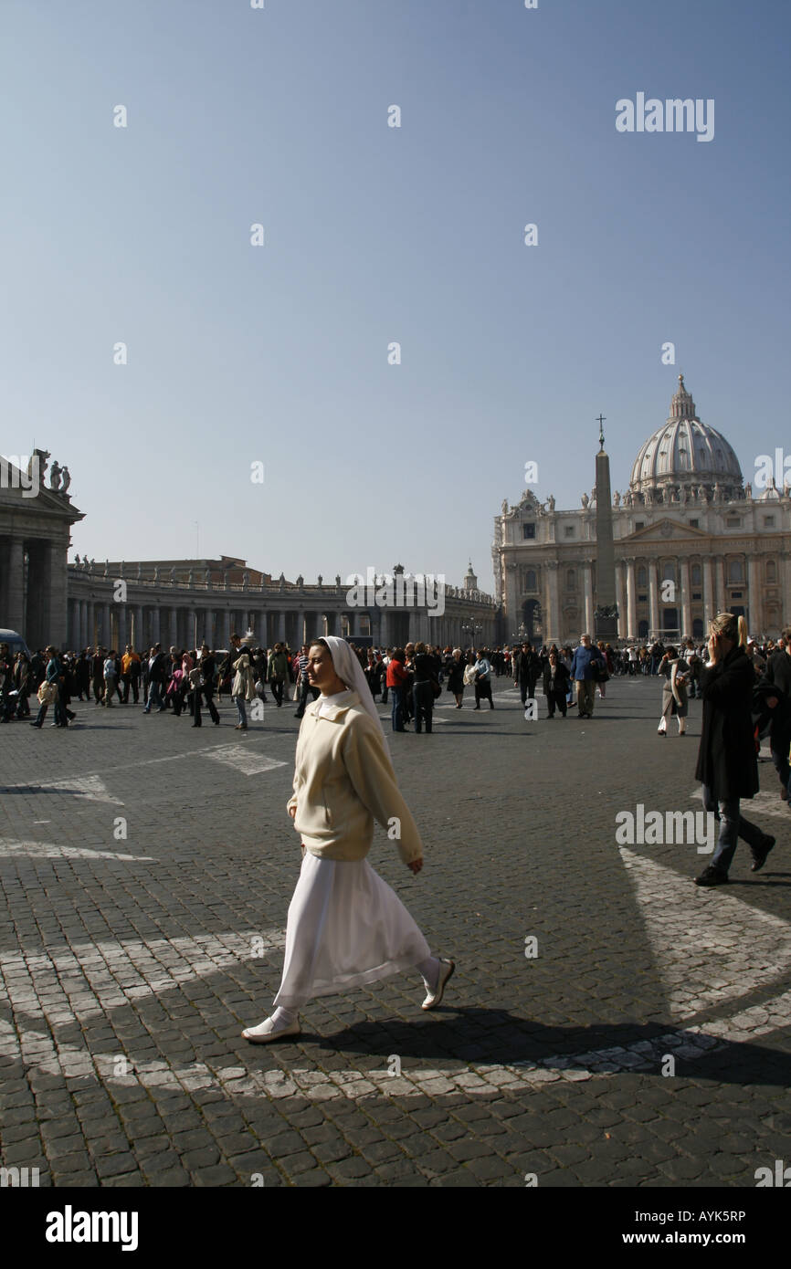 nun in st peter's square in rome Stock Photo - Alamy