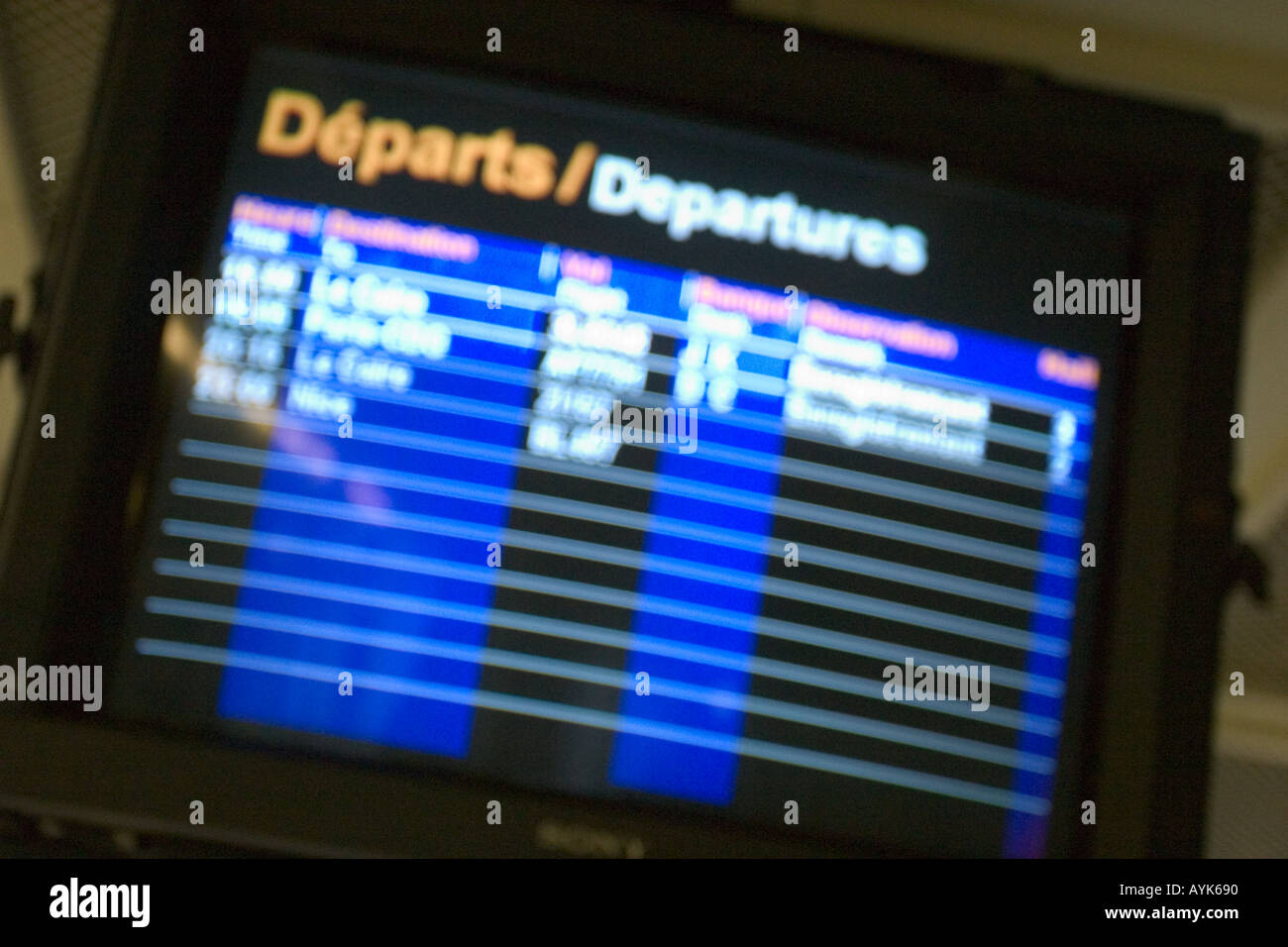 Airport large monitor hi-res stock photography and images - Alamy