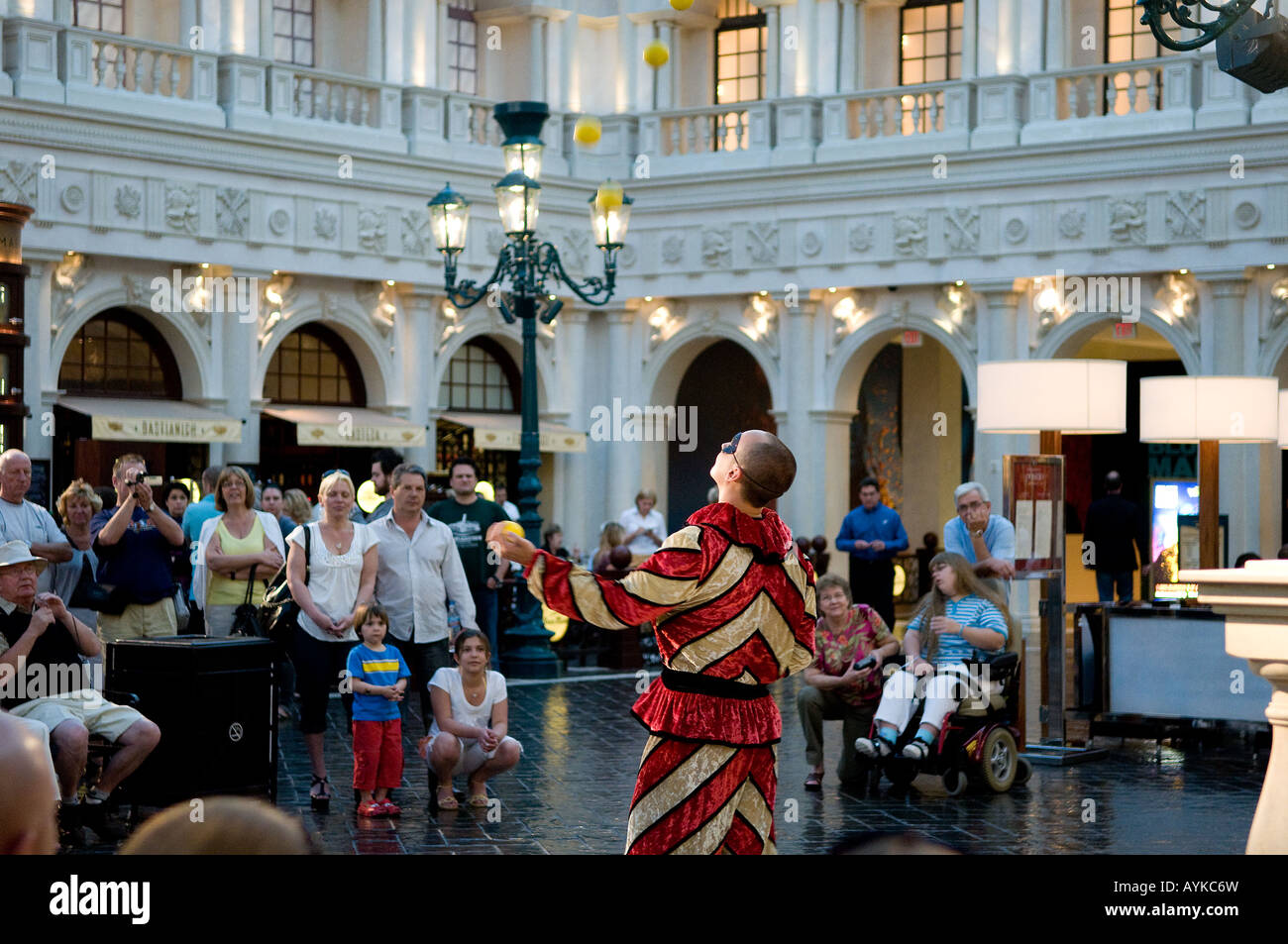 Audience juggler hi-res stock photography and images - Alamy