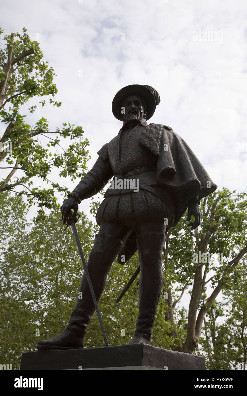 Sir walter raleigh statue london hi-res stock photography and images ...