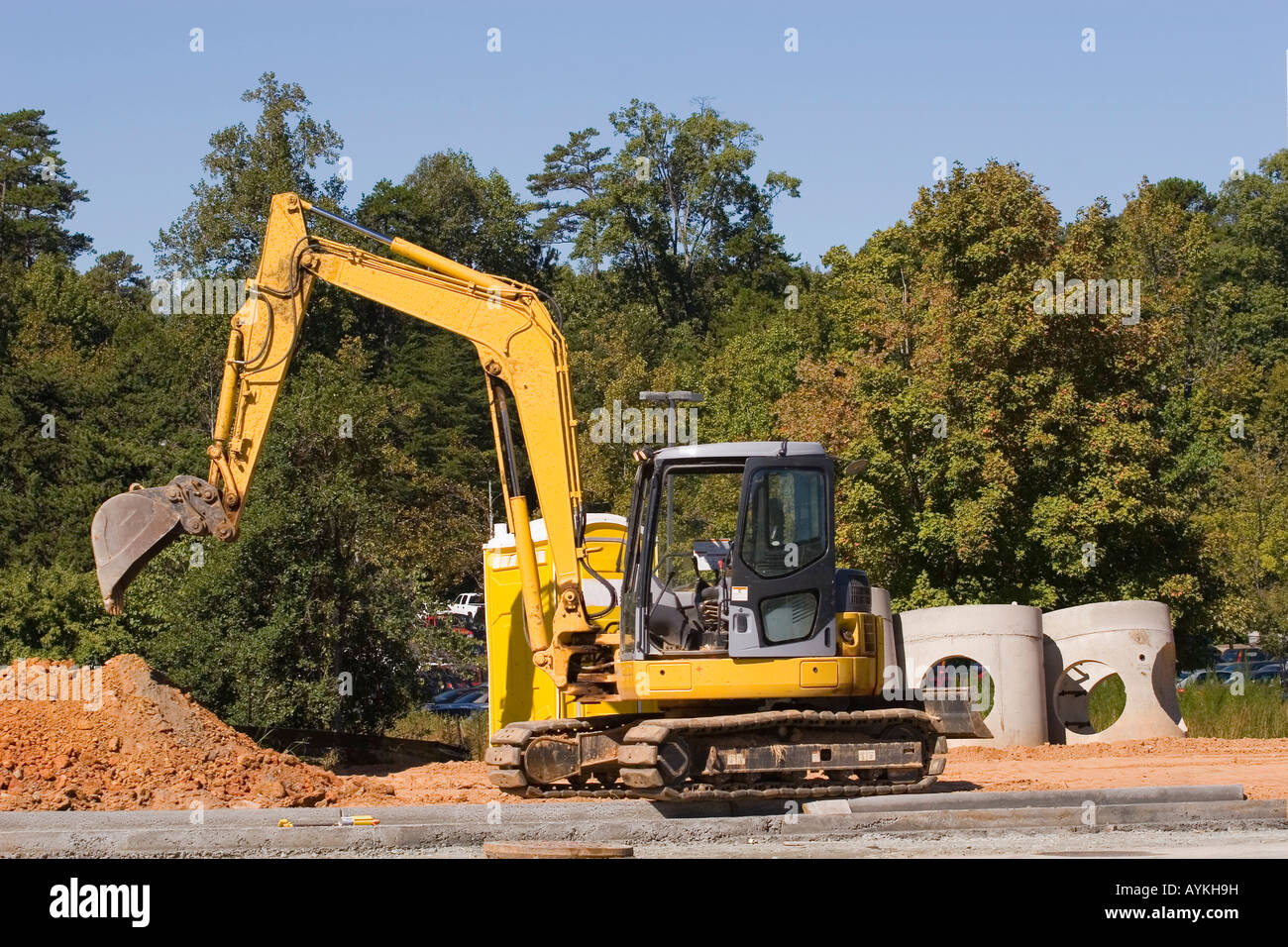 A front end loader shoveling dirt into a dump truck Stock Photo - Alamy