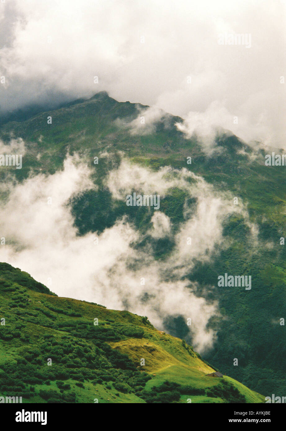 Wolken ziehen ueber die Alpen Schweiz Stock Photo - Alamy