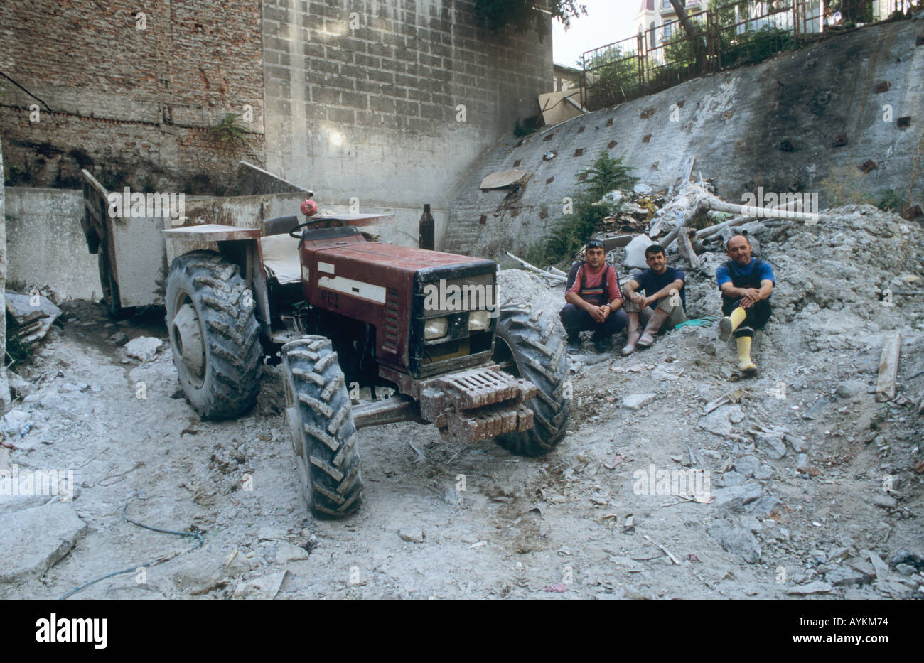 CONSTRUCTION WORKERS IN BEYOGLU, ISTANBUL, TURKEY Stock Photo - Alamy
