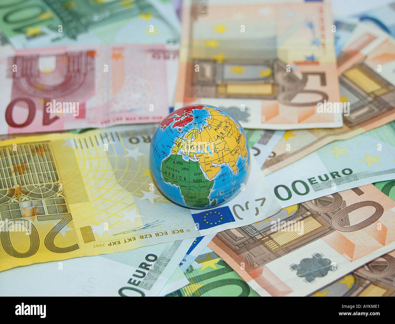 Euroscheine und Weltkugel Stock Photo - Alamy