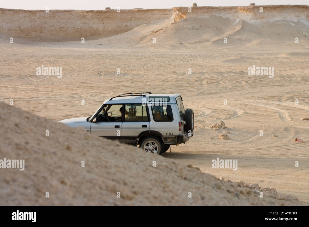 A land rover discovery in sand dunes Stock Photo - Alamy
