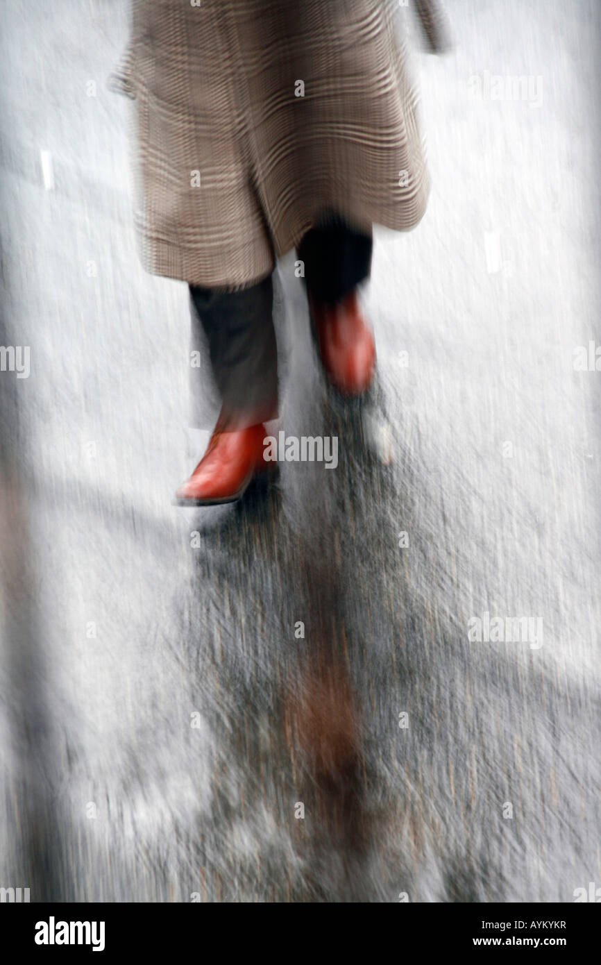 man walking in street in rain Stock Photo - Alamy