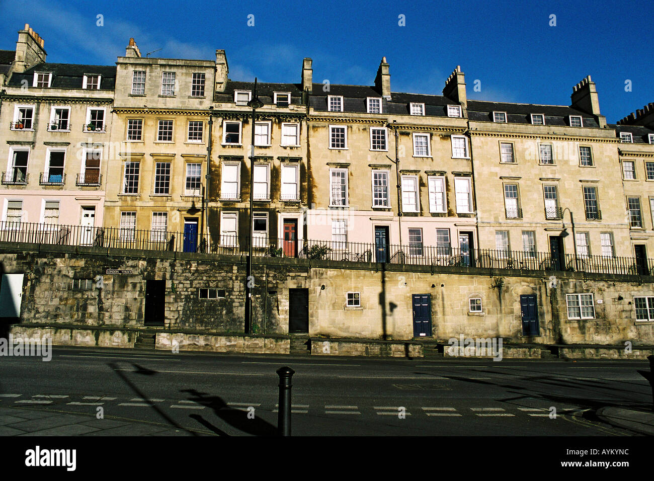 Row houses in bath spa hi-res stock photography and images - Alamy