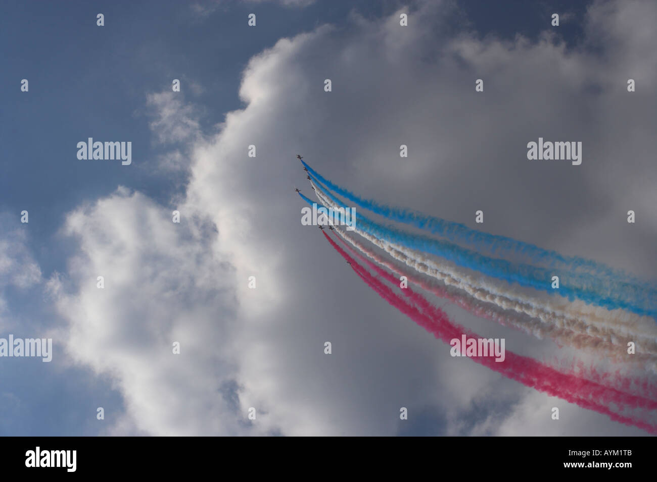 Red Arrows Big Battle Vee formation looping into short diamond Stock ...