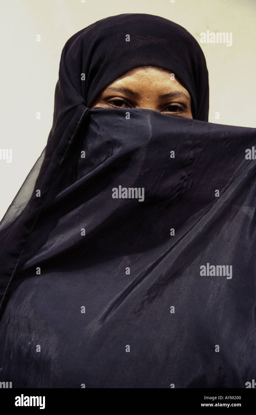 Swahili woman wearing black bui bui hi-res stock photography and images ...