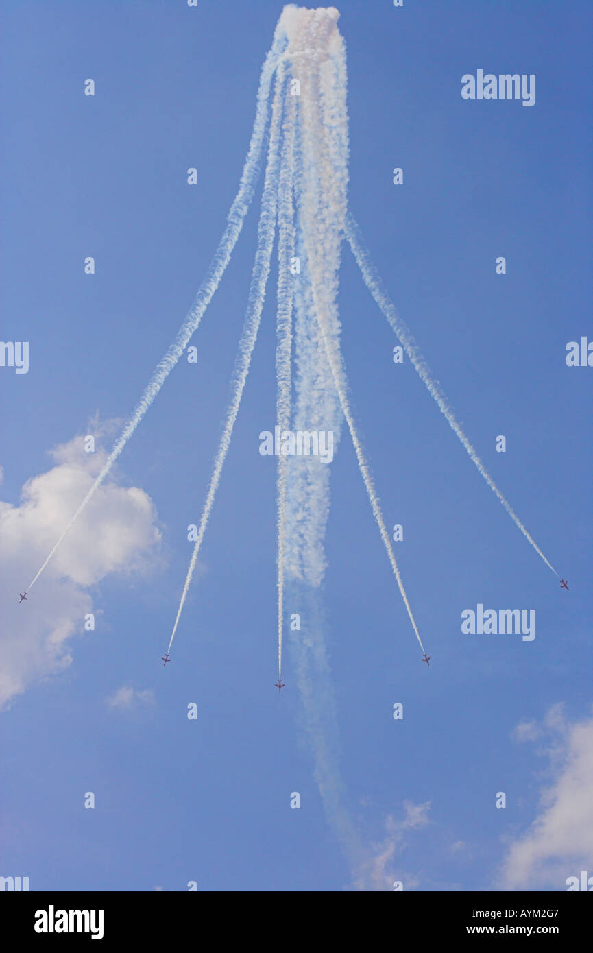 Red Arrows in a five dive cascade vertical break Stock Photo - Alamy