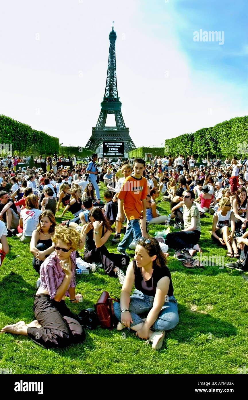 PARIS France, Crowd Young People, Sitting on Lawn PARIS France, Crowd Young People, Sitting on Lawn