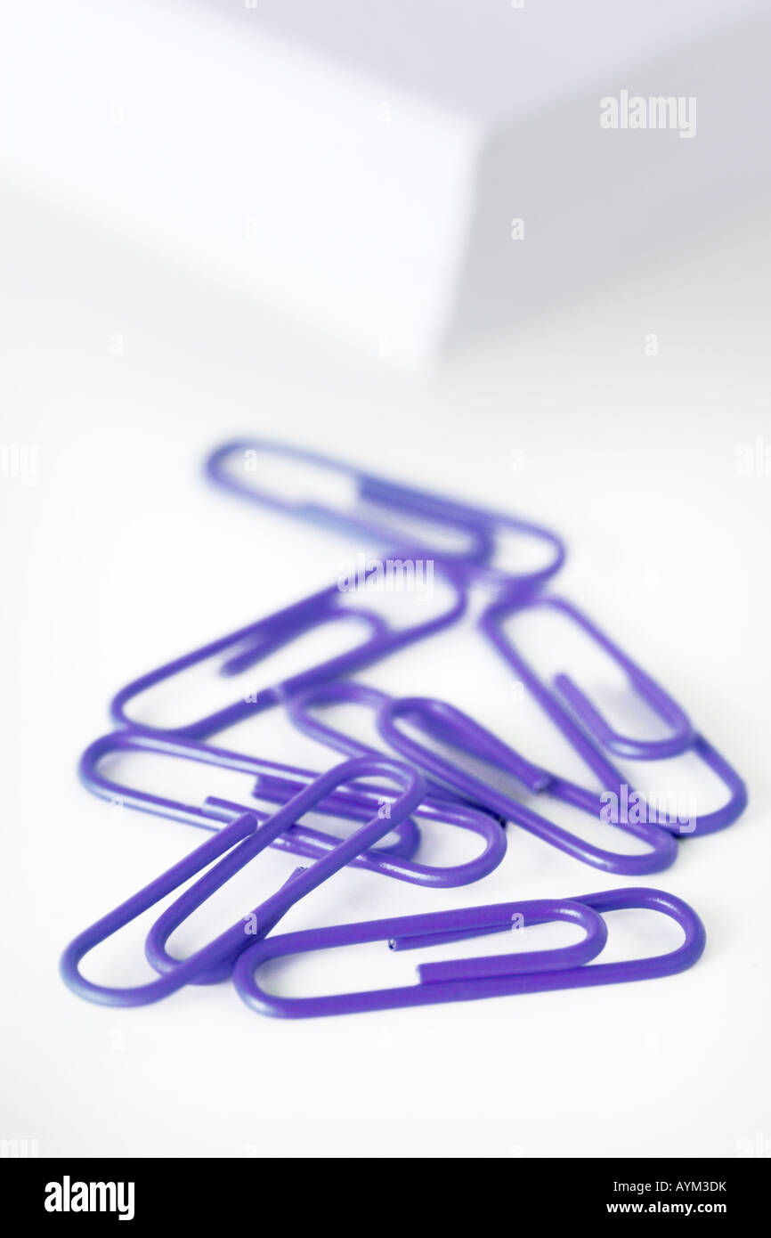 Purple paper clips hi-res stock photography and images - Alamy