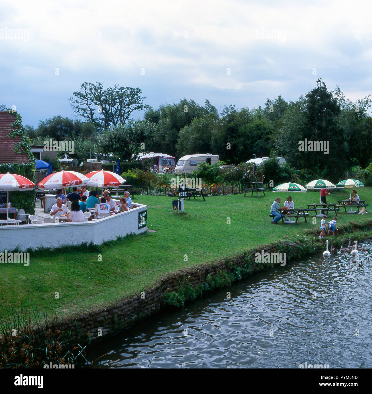 Maybush Pub garden by River Thames at Newbridge Standlake in ...