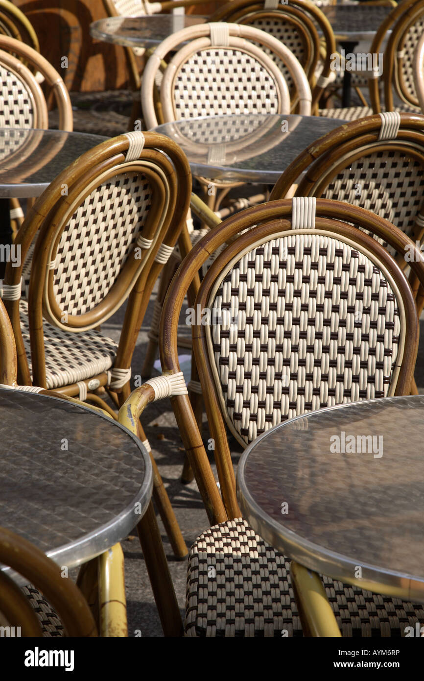 Paris cafe table and chairs hi-res stock photography and images - Alamy