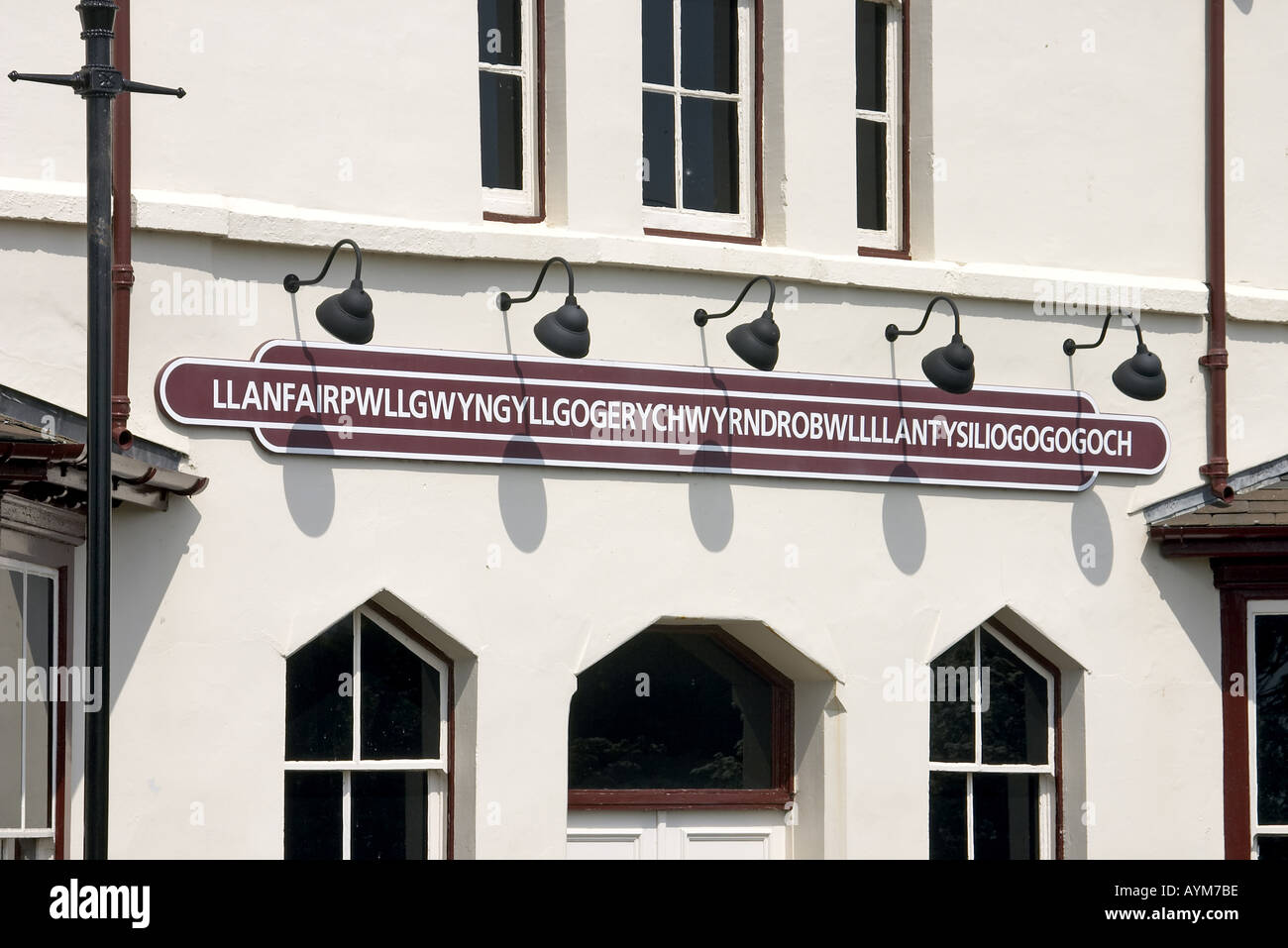 Llanfairpwllgwyngyllgogerychwyrndrobwllllantysiliogogogoch railway ...