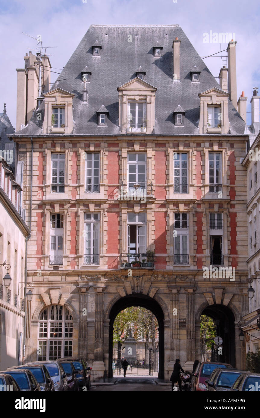 Main archway entrance to the Place de Vosges, Paris Stock Photo - Alamy