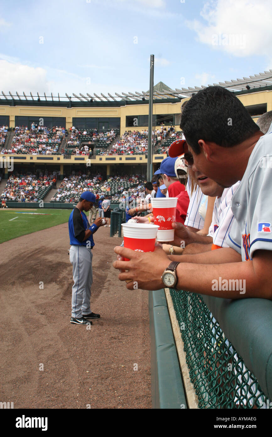 Fans leaning to get autographs from Mets baseball player at Spring ...