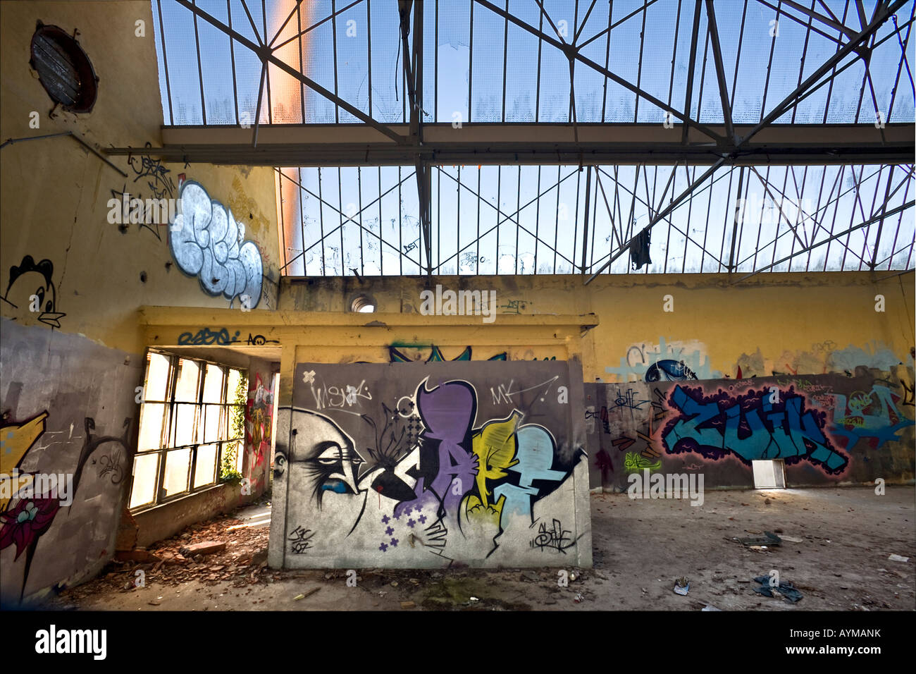 Graffiti in a brownfield site factory. Graffiti dans une usine ...