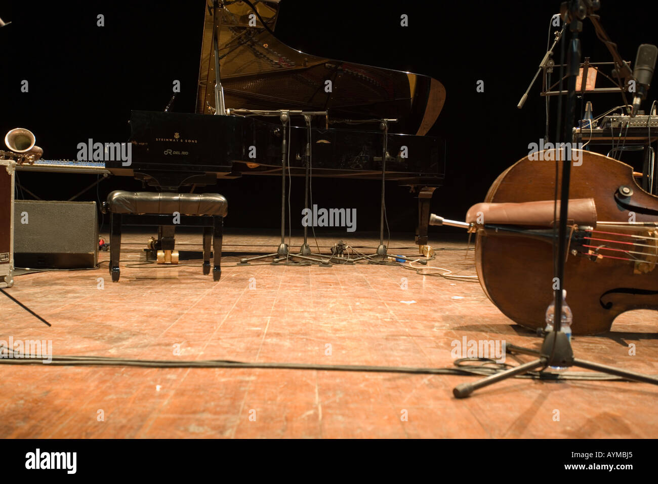 Performing before a live audience hi-res stock photography and images ...