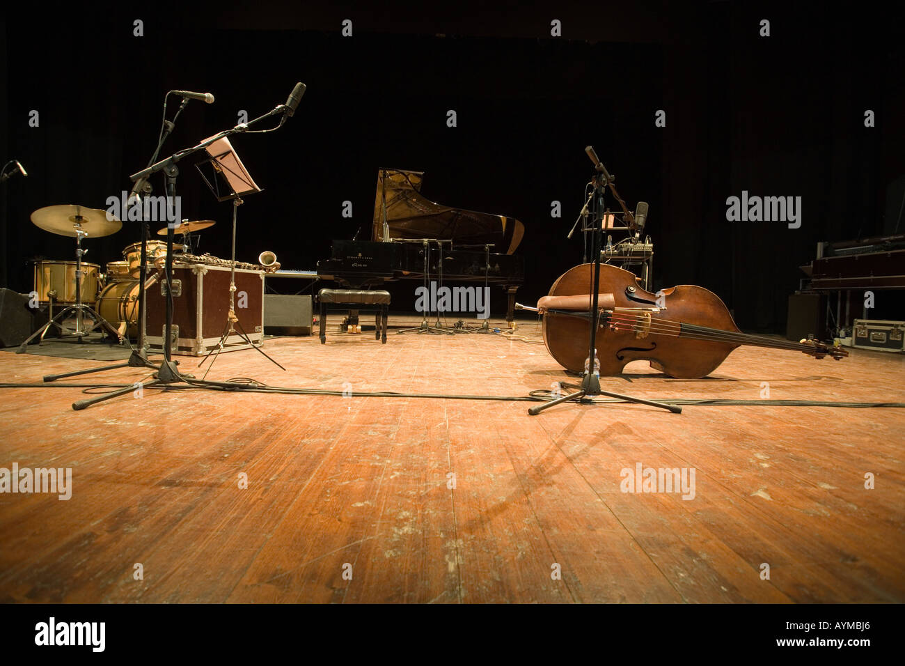 Performing before a live audience hi-res stock photography and images ...