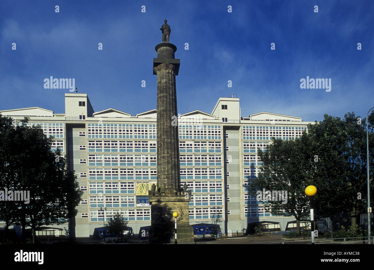Hull College with the Wilberforce Memorial in the foreground Stock ...