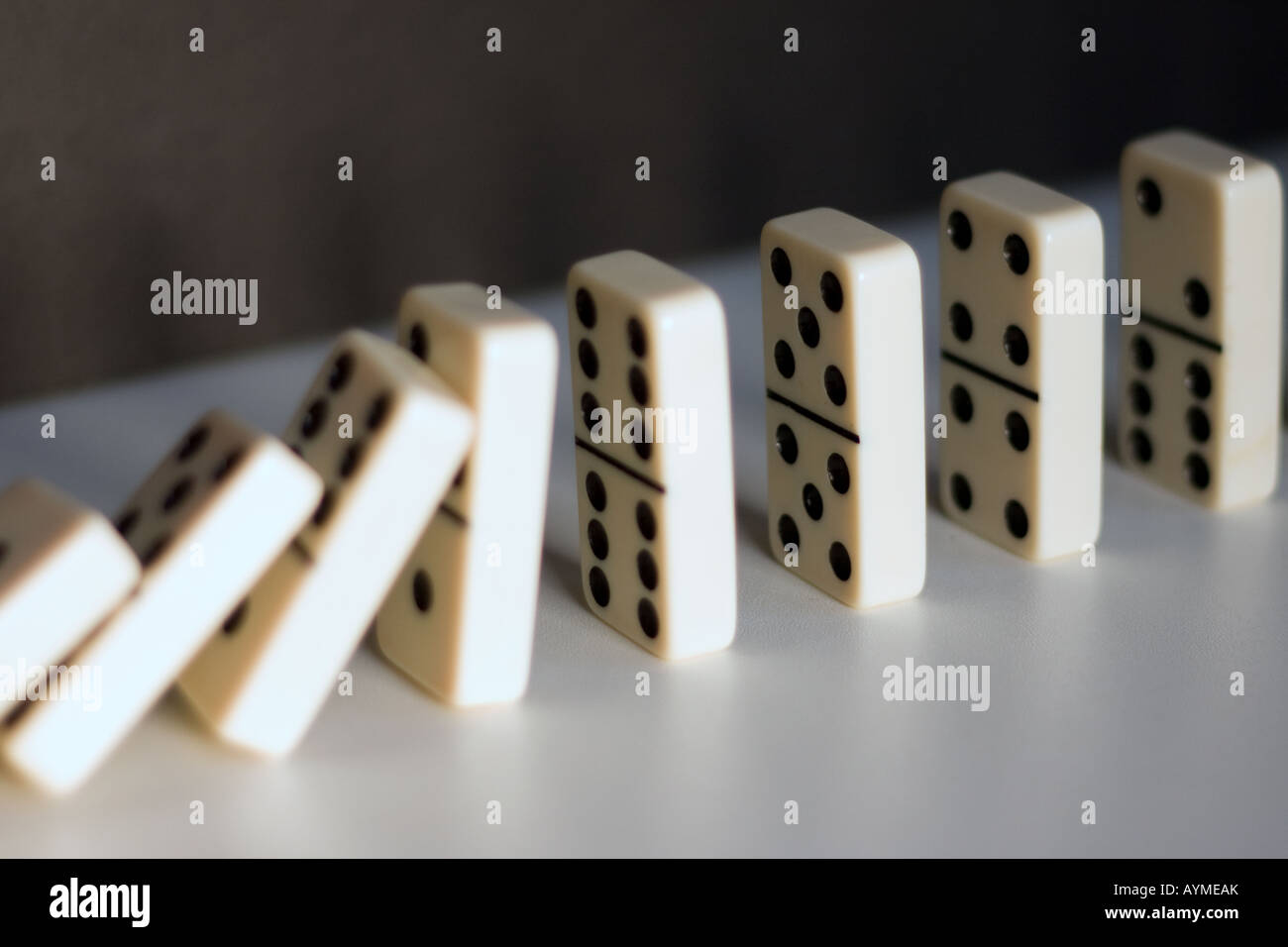 Domino falling blank hi-res stock photography and images - Alamy