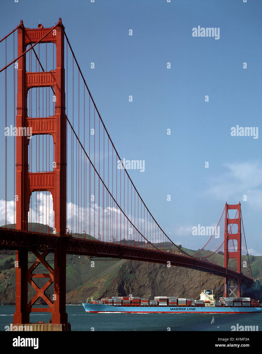 OCEAN LINER under the GOLDEN GATE BRIDGE SAN FRANCISCO CA Stock Photo ...