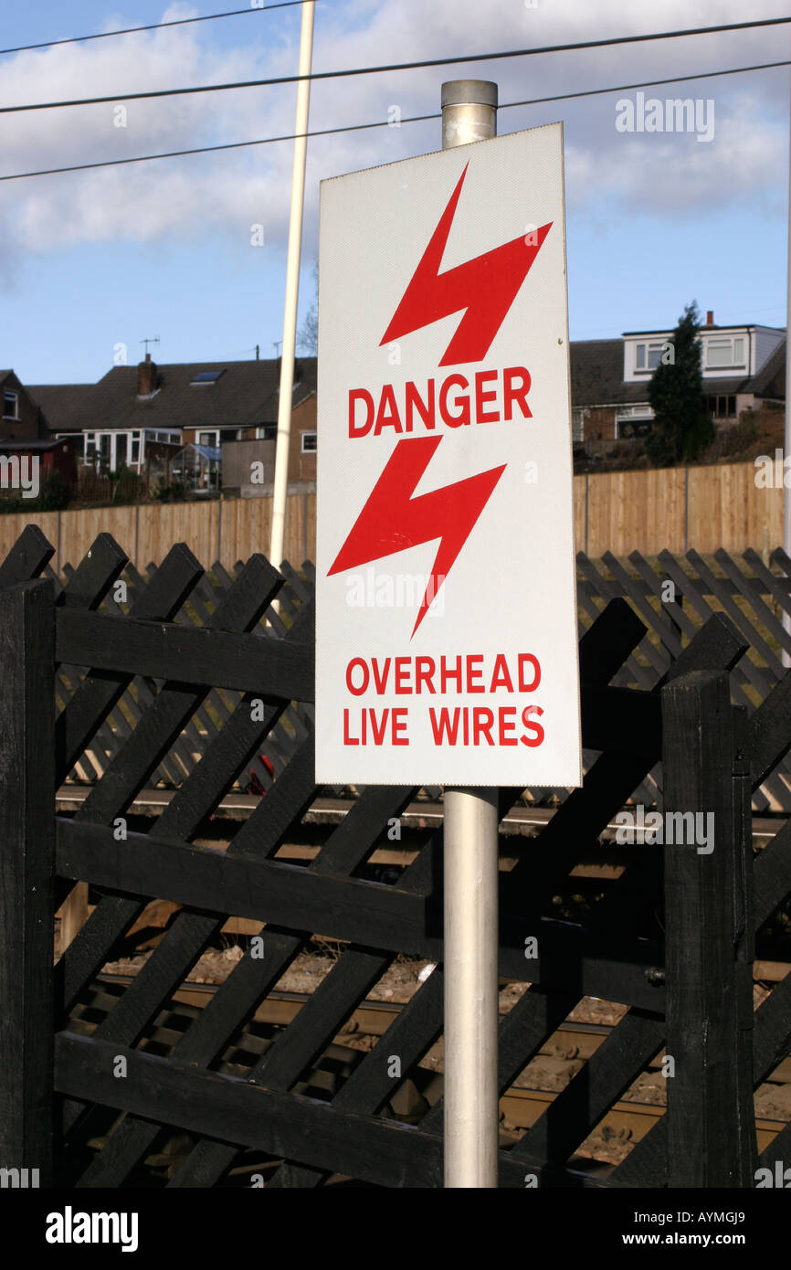 Danger overhead live wires hi-res stock photography and images - Alamy