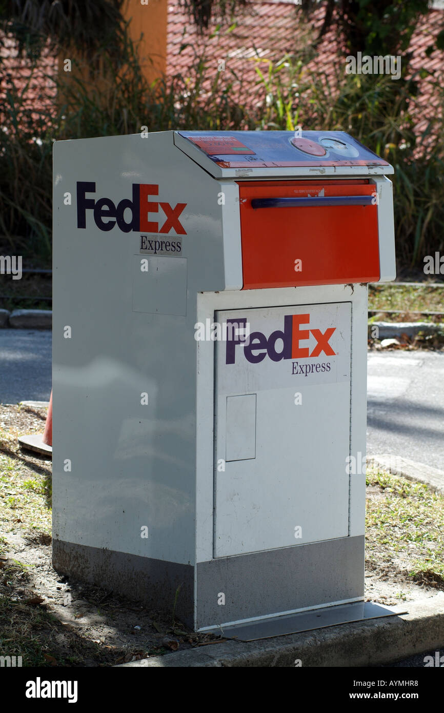 Fedex express box hi-res stock photography and images - Alamy