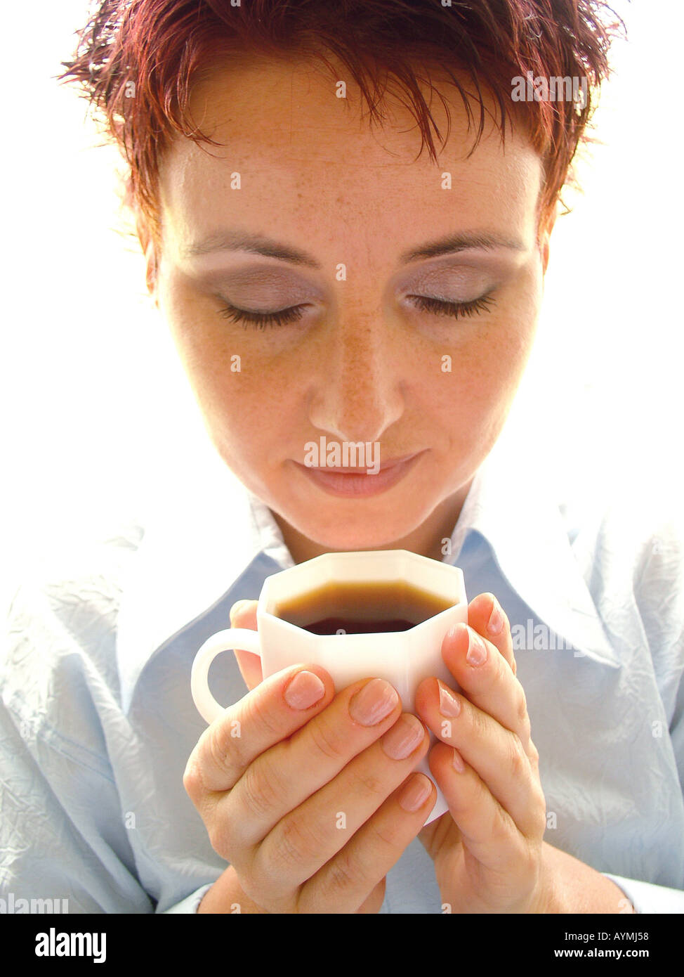 An einer frischen Tasse Kaffee riechen Stock Photo - Alamy