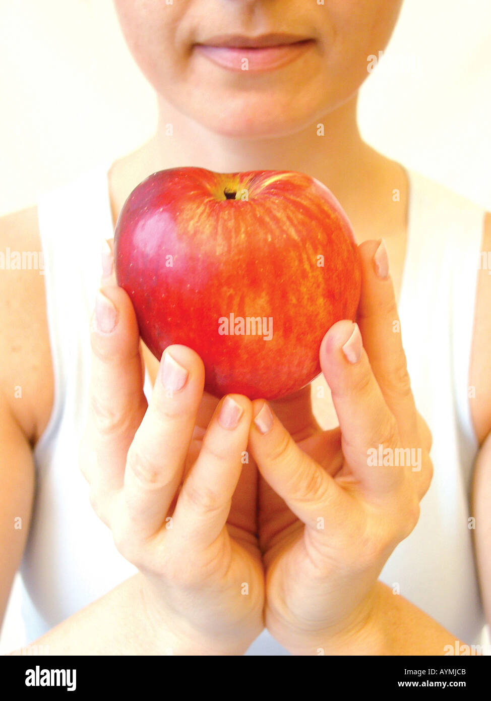 Einen apfel essen hi-res stock photography and images - Alamy