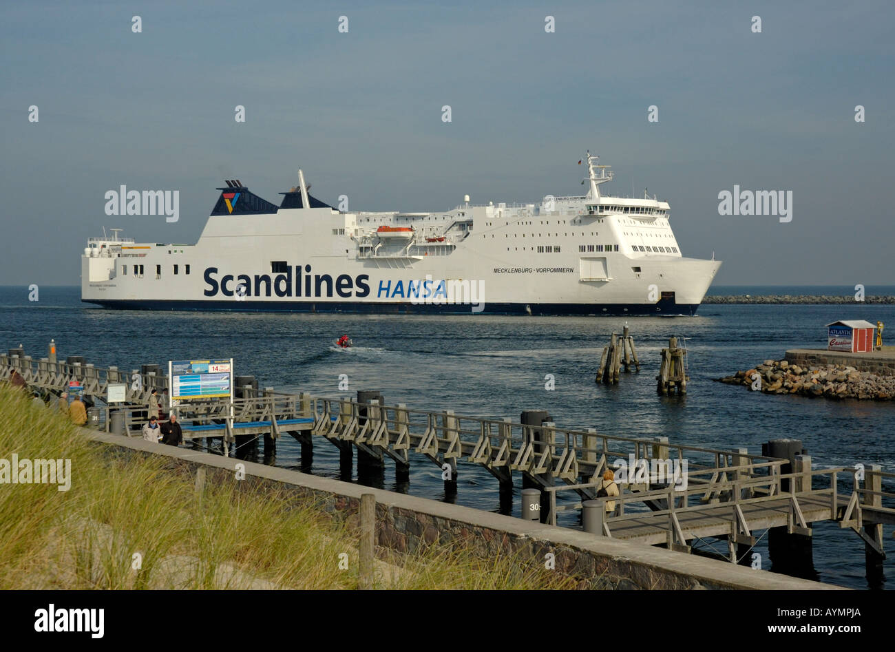 The Scandlines ferry "Mecklenburg Vorpommern" entering Warnemuende, en ...