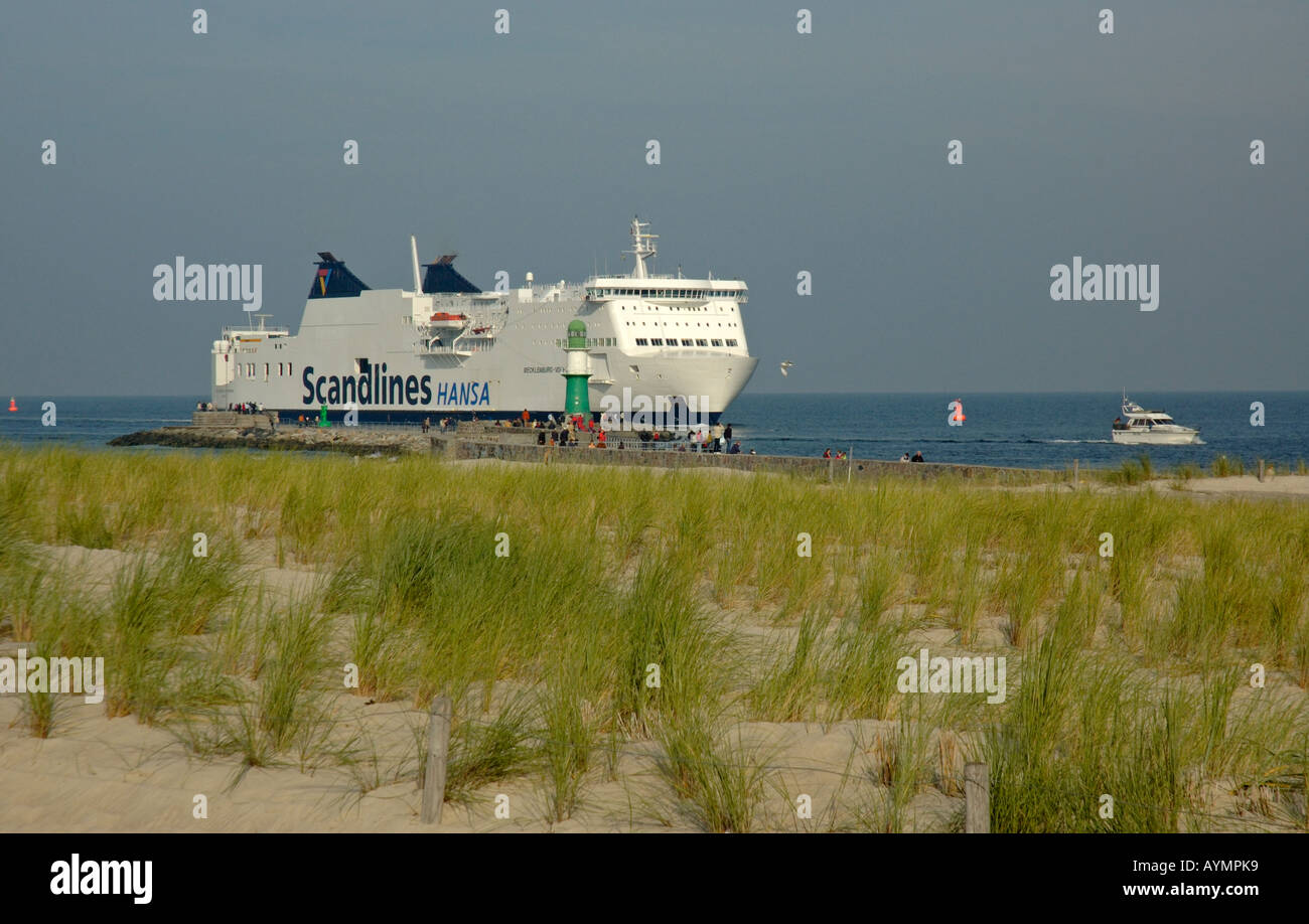 The Scandlines ferry "Mecklenburg Vorpommern" entering Warnemuende, en ...