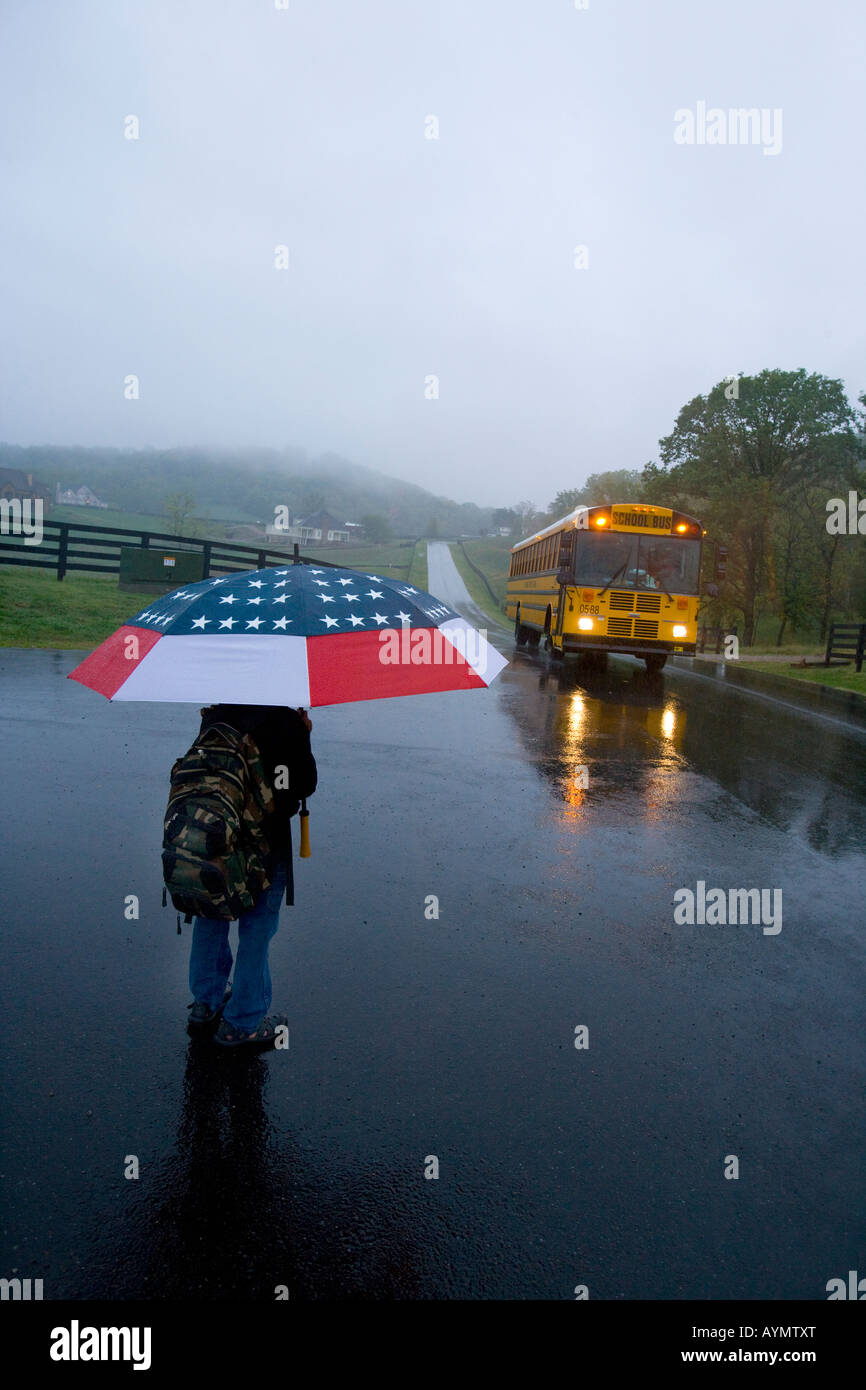 Waiting for bus rain hi-res stock photography and images - Alamy