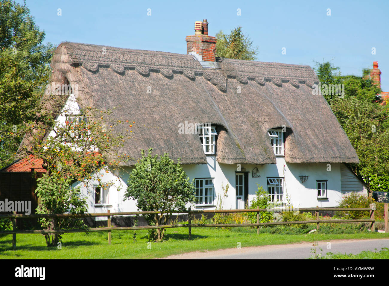 Picturesque Thatched country cottage in rural Norfolk Stock Photo - Alamy
