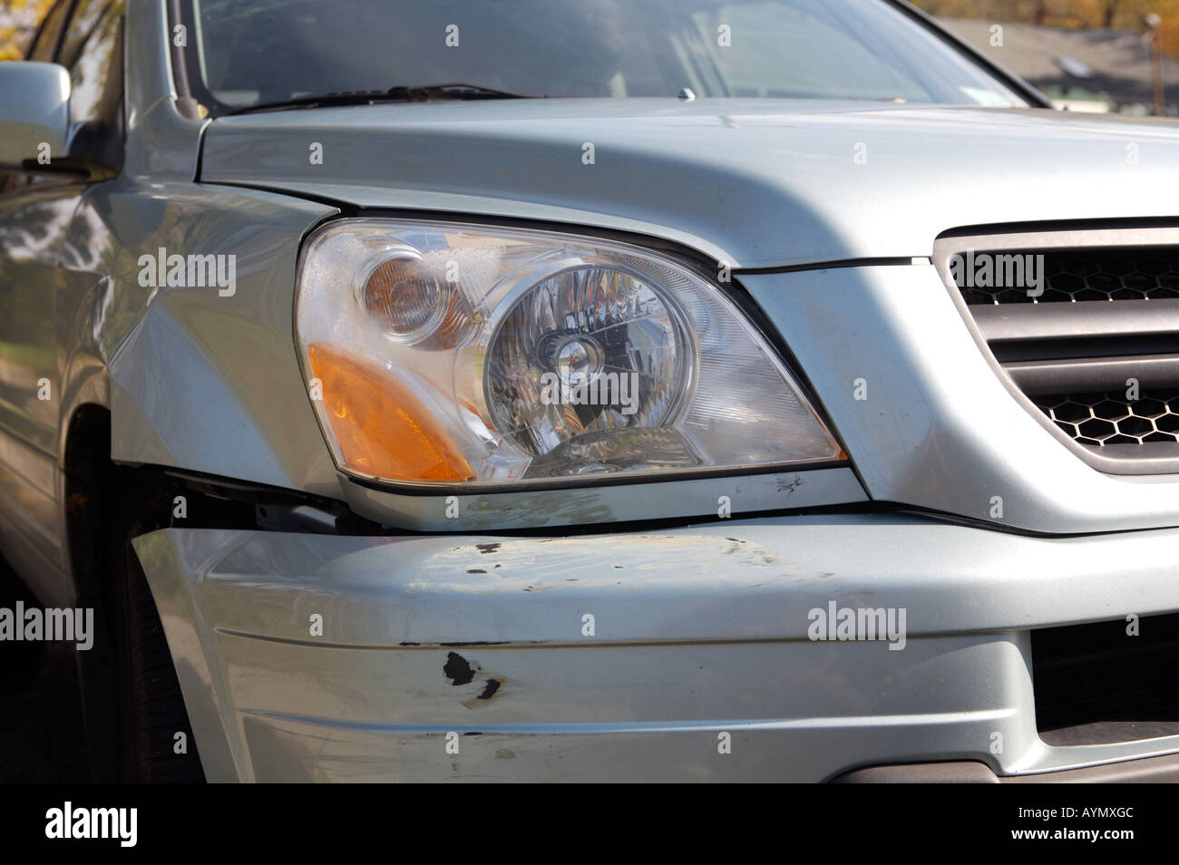 Honda Pilot, broken front after accident Stock Photo - Alamy