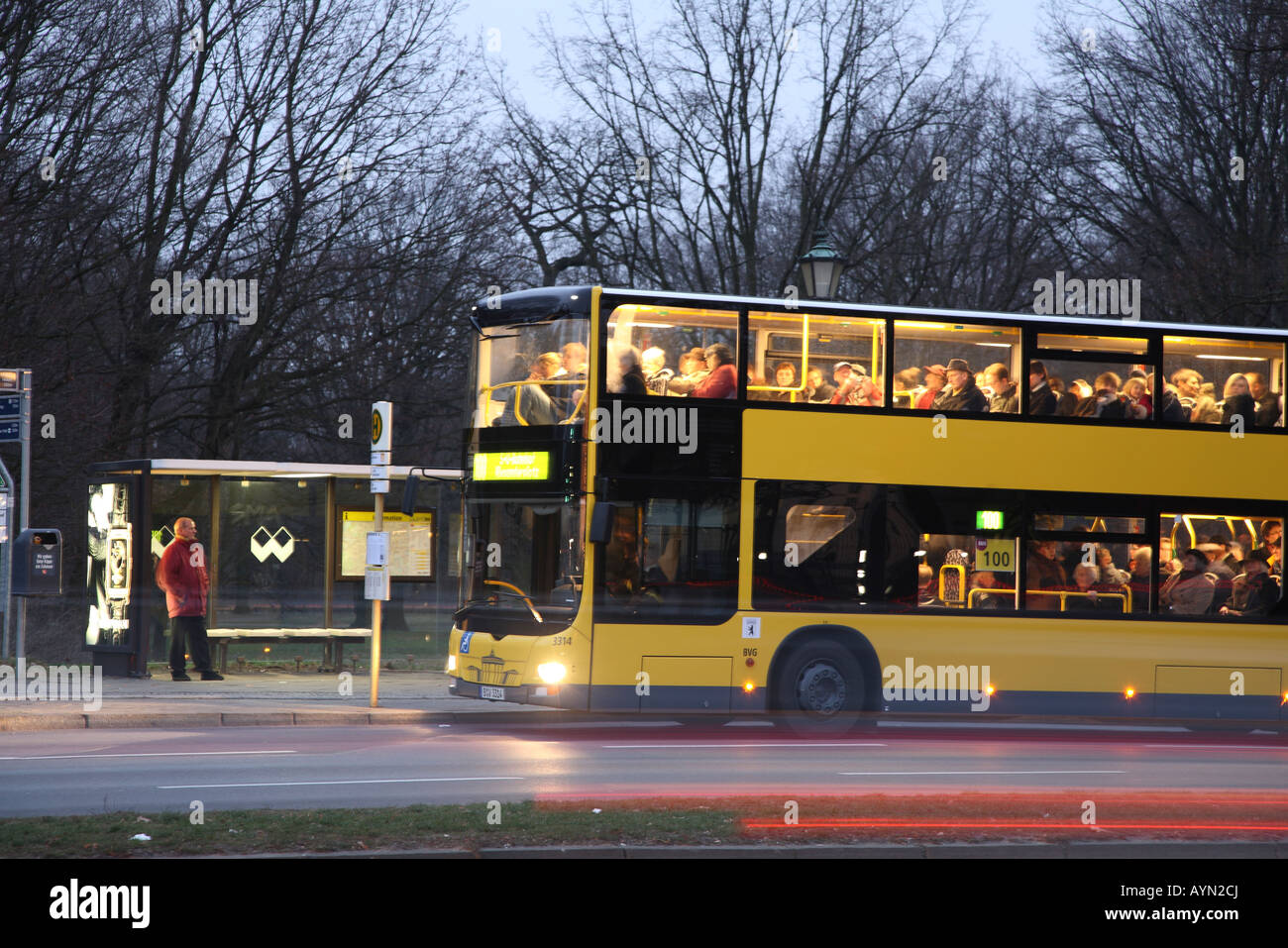 100 bus berlin hi-res stock photography and images - Alamy