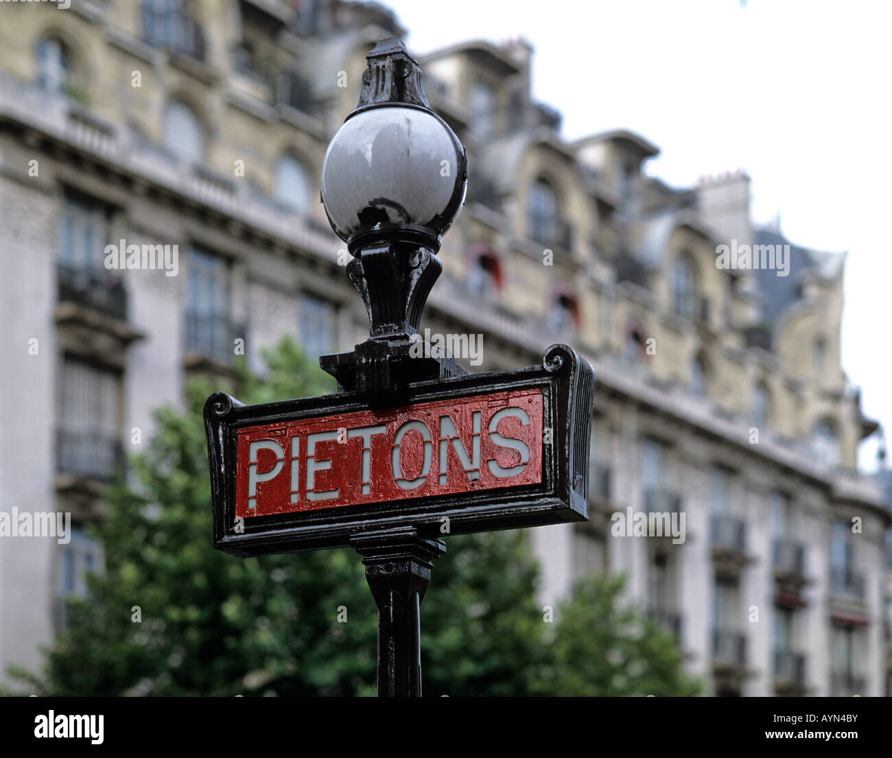 Pietons paris hi-res stock photography and images - Alamy